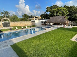 Piscina externa, funciona das 8h às 21h, espreguiçadeiras