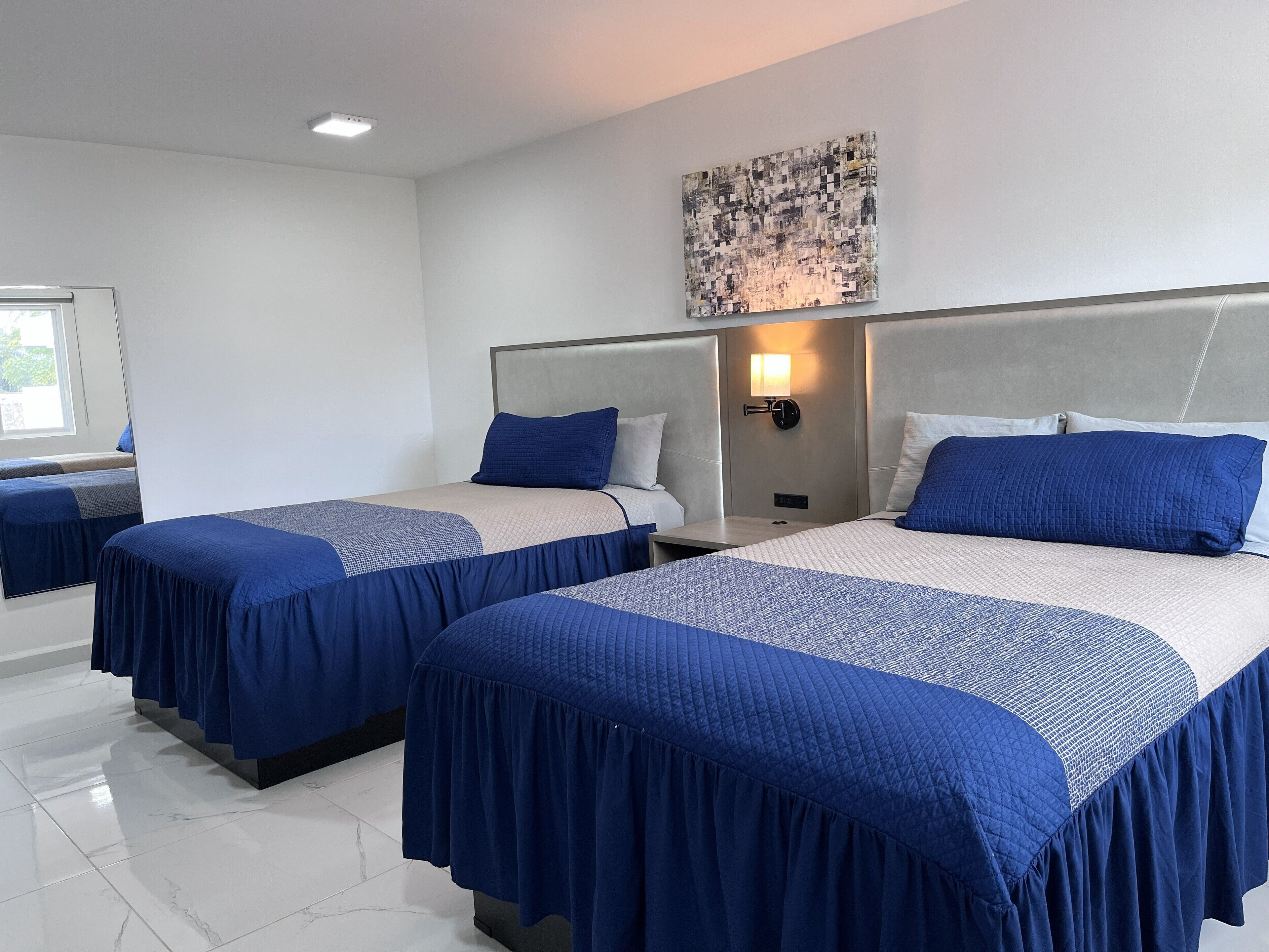 Quarto casal standard, 2 camas Queen, vista para o jardim | Espaço de trabalho para notebook, cortinas blackout