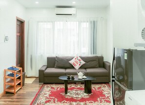 Apartamento panorâmico, sacada, vista para a cidade | Escrivaninha, ferros/tábuas de passar roupa, Wi-Fi de cortesia