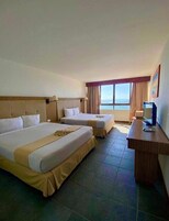 Quarto Quádruplo Standard, vista para o resort | Cofre no quarto, secretária adequada para computadores portáteis 