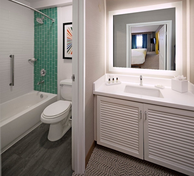 4 Quad Courtyard View King Suite At The Kinney Venice Beach! - Santa Monica, CA