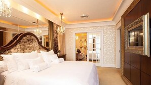 Um quarto espaçoso com uma cama grande, um espelho e um guarda-roupa.