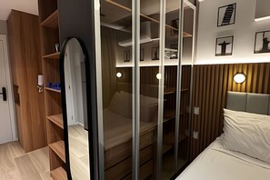 Apartamento | Secretária, secretária adequada para computadores portáteis