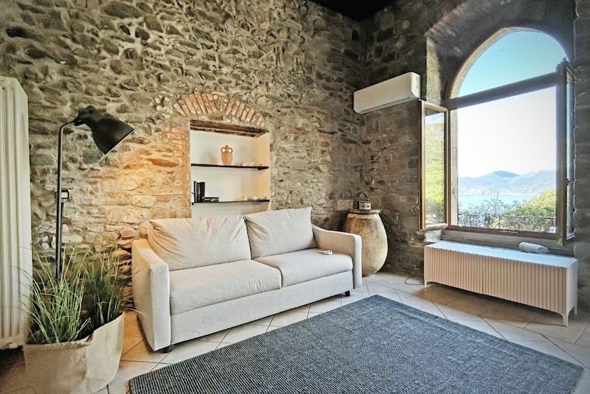 Blue Stone, Marine Lands - Vernazza