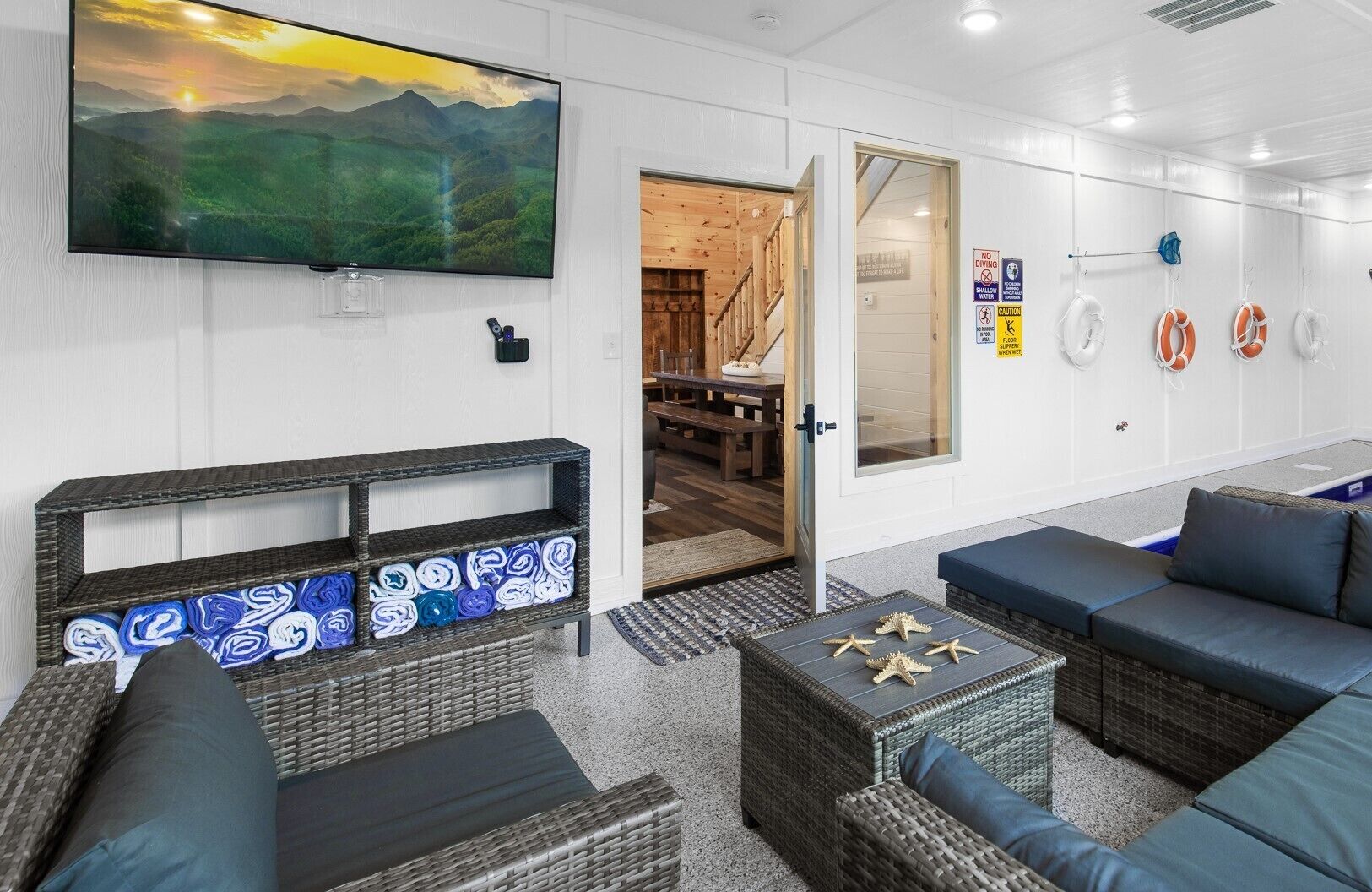 Host Large Groups - Sleep 24, Indoor Pool, Hot Tub, Views, Arcades, Location! - Pigeon Forge, TN