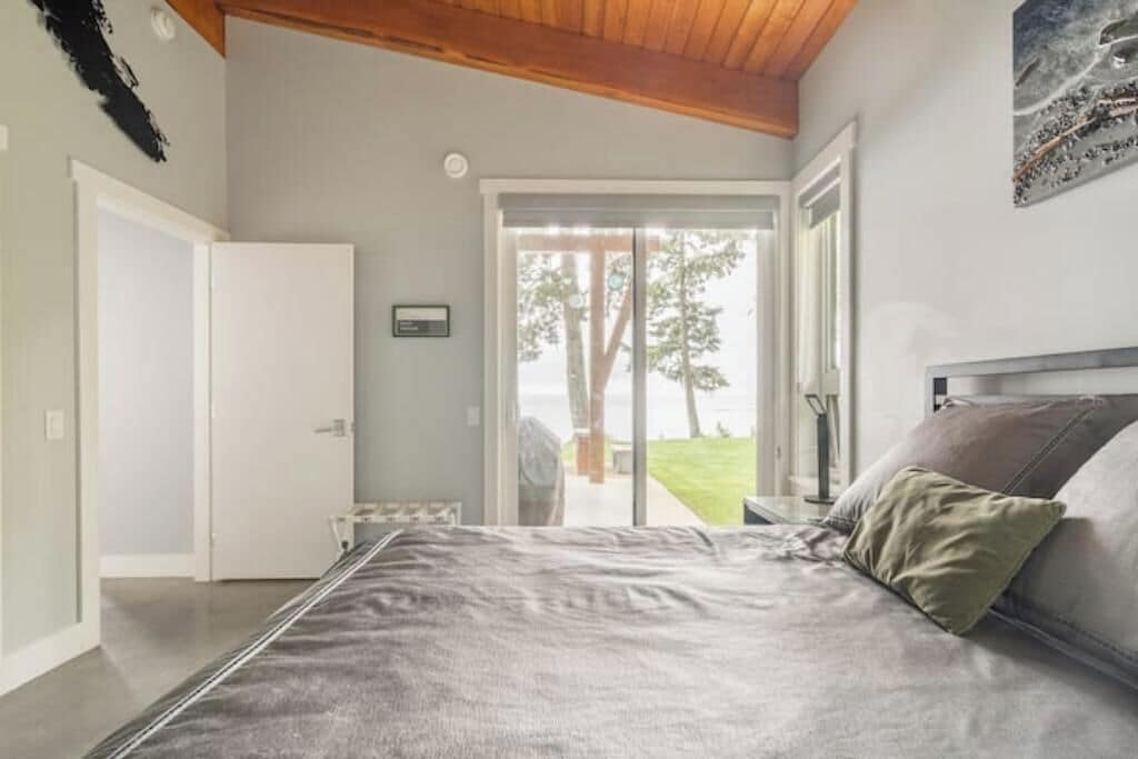 Secluded, Peaceful, Ocean Front Home. Close To All Amenities/outdoor Activities. - Sooke