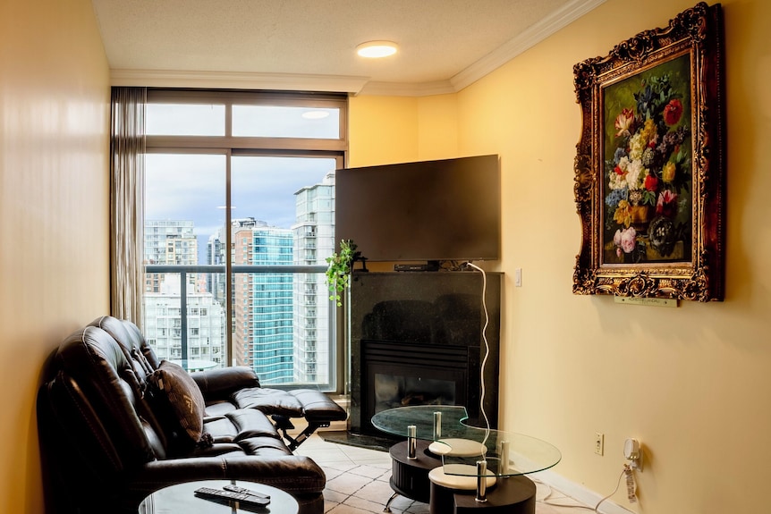 City Views | Prime Downtown Stay W/ Pool, Gym + Walk To Robson & Dining - North Vancouver