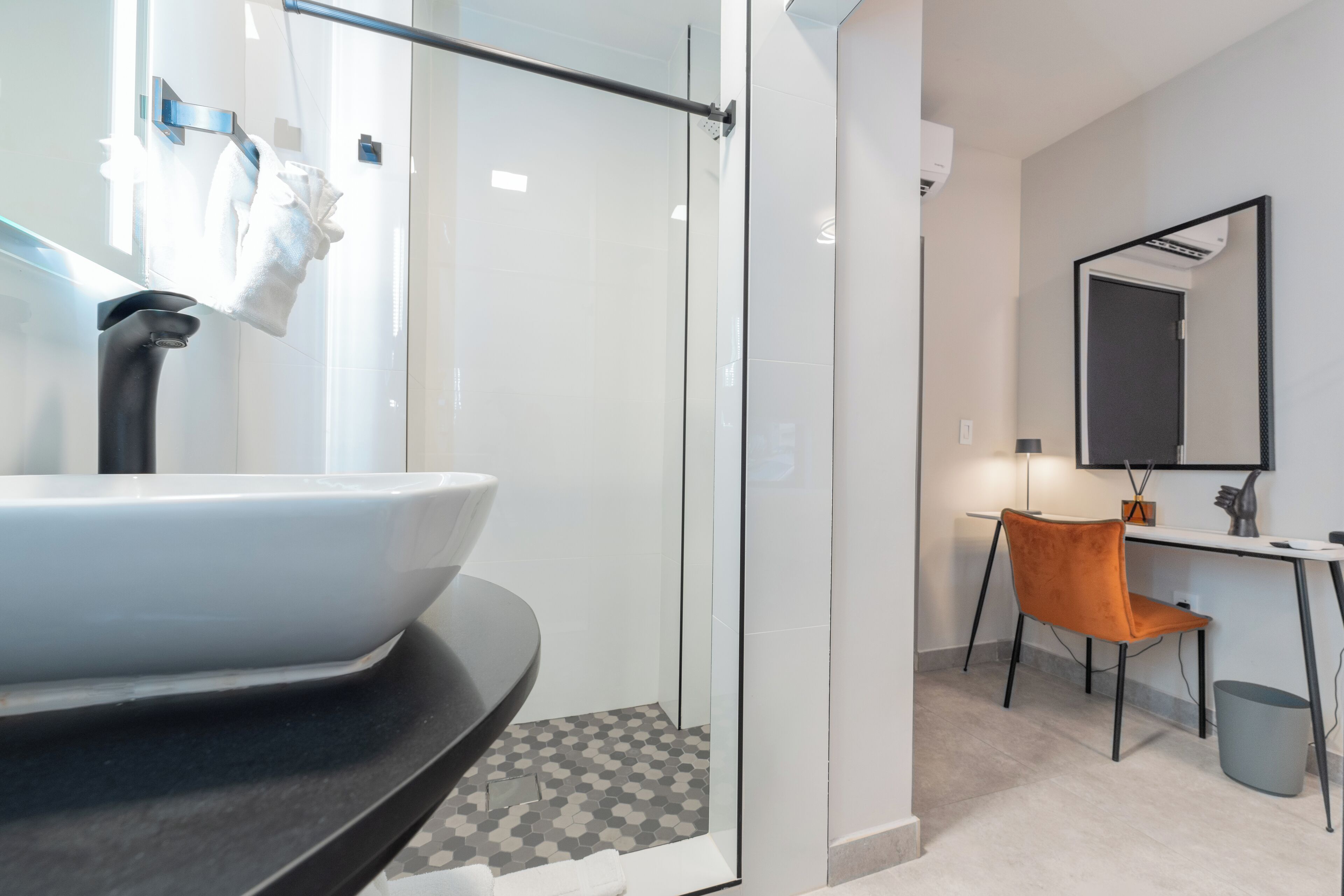 Hideaway 1br In The Heart Of San Juan With Parking - Ricky Martin - Levittown