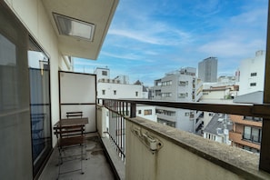 Apartamento família, sacada, vista para a cidade | Sacada