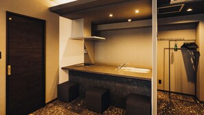 Casa de banho compacta com lavatório, espelho e porta-toalhas.