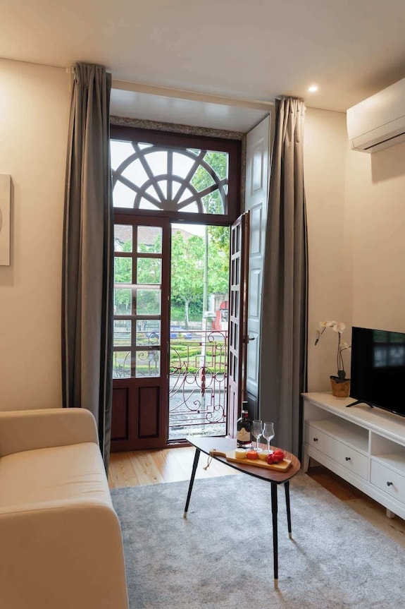 Bright Flat W/ Balcony By Host Wise - Guimarães