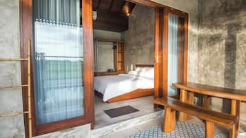 Vila romântica, 1 quarto, vista para a piscina | 1 quarto, roupas de cama premium, frigobar, escrivaninha