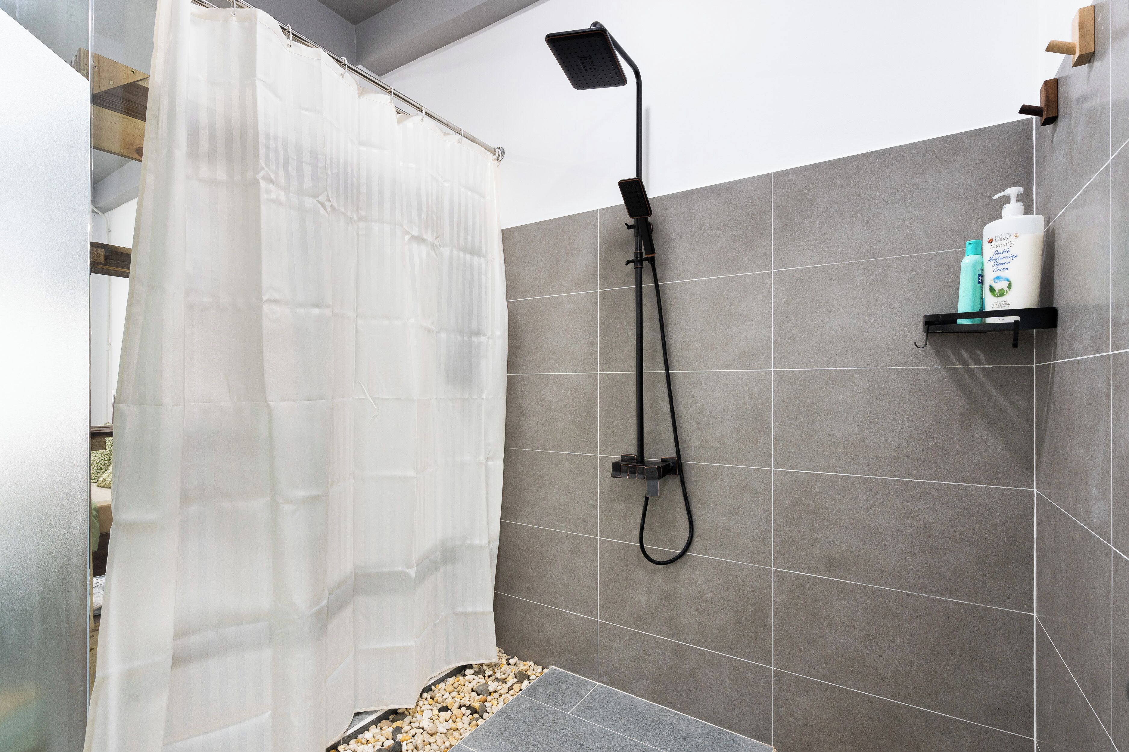Apartamento superior, sacada, vista para a cidade | Banheiro | Chuveiro, chinelos
