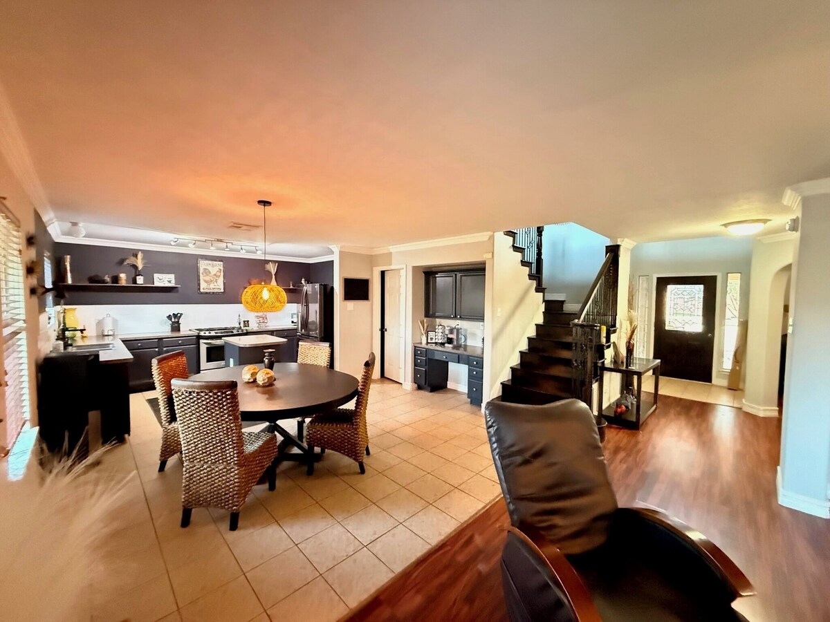 Spacious Home Near The Woodlands & Airport! Perfect For Work, Fun ...