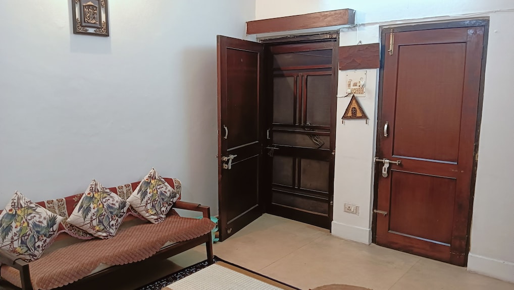 2 Large Rooms In The Center Of Lucknow In A Peaceful Colony. - Lucknow