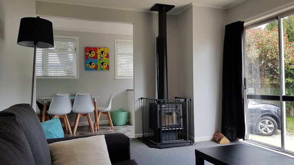 Central Rotorua House With Garden Flat. Huge Back Yard, Trampoline And Fireplace - Rotorua