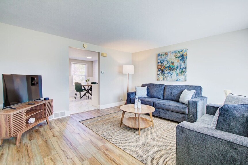 Charming 2br Apt | Close To Local Attractions - Canton, OH