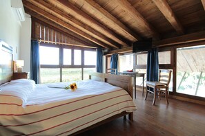 Casa | Secretária, cortinas/cortinados opacos, ferro/tábua de engomar 