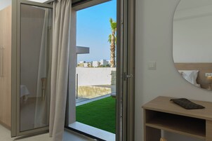 Villa de Luxo, vista para a piscina | Cofre no quarto, ferro/tábua de engomar, Wi-fi grátis