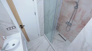 Apartamento de Luxo, 2 quartos, ar condicionado, Vista para a cidade | Casa de banho | Um polibã, artigos de higiene pessoal grátis, um secador de cabelo 