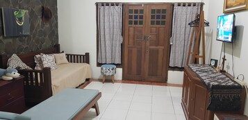 Casa básica, 2 quartos | Área de estar