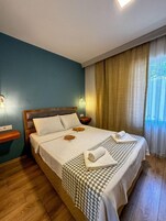 Bungalow Familiar, varanda, vista para o jardim | Secretária adequada para computadores portáteis, ferro/tábua de engomar 