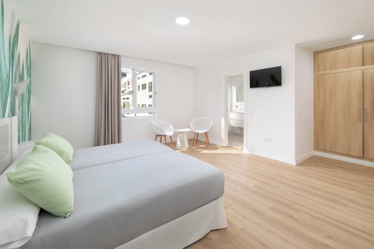 Quarto Twin Standard, Vista para a cidade | Secretária adequada para computadores portáteis