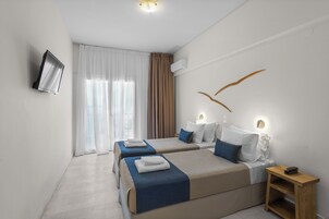 Quarto casal ou duplo básico, sacada, vista para o mar | Cofres nos quartos, Wi-Fi de cortesia