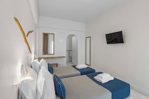 Quarto casal ou duplo básico, sacada, vista para o mar | Cofres nos quartos, Wi-Fi de cortesia