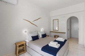 Quarto Duplo ou Twin Básico, varanda, vista para o mar | Cofre com capacidade para portátil, Wi-fi grátis 