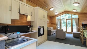 Uma máquina de lavar louça, utensílios de cozinha