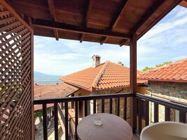 Quarto triplo standard, sacada, vista parcial para o mar | Terraço/pátio