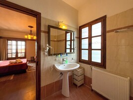 Quarto triplo standard, sacada, vista parcial para o mar | Banheiro | Chuveiro, secador de cabelo, toalhas de banho, sabonete