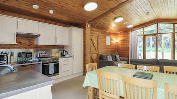 Uma máquina de lavar louça, utensílios de cozinha