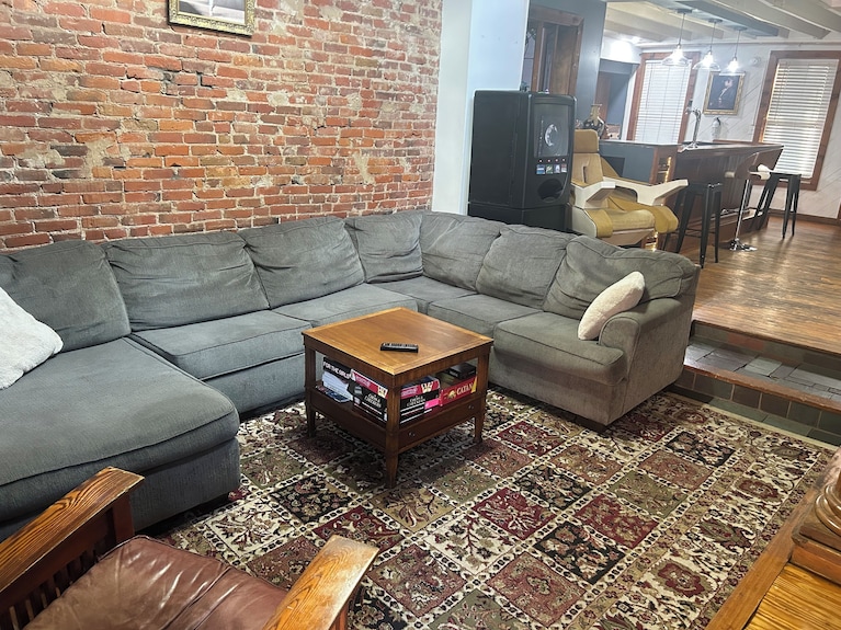 Ohio City Home With Hot Tub Sleeps 8 + 2 More Futons. Near Cleveland Attractions - Cleveland