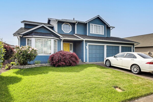 Home Theater & Large Backyard Deck: Tacoma Abode! - Puyallup, WA