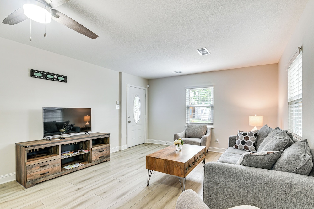 Steps To Seawall: Fenced Family Home In Galveston! - Galveston