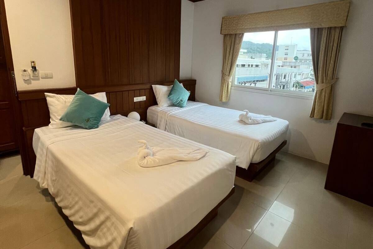 Quarto Twin Deluxe, varanda, Vista para a cidade | Secretária, quartos insonorizados, Wi-fi grátis