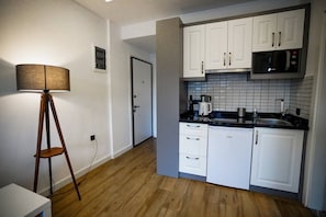 Sweet Home Apartments E | Cozinha privada | Cooktop, cafeteira/chaleira, chaleira elétrica