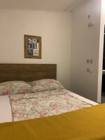 Quarto Duplo Económico | Wi-fi grátis, roupa de cama fornecida