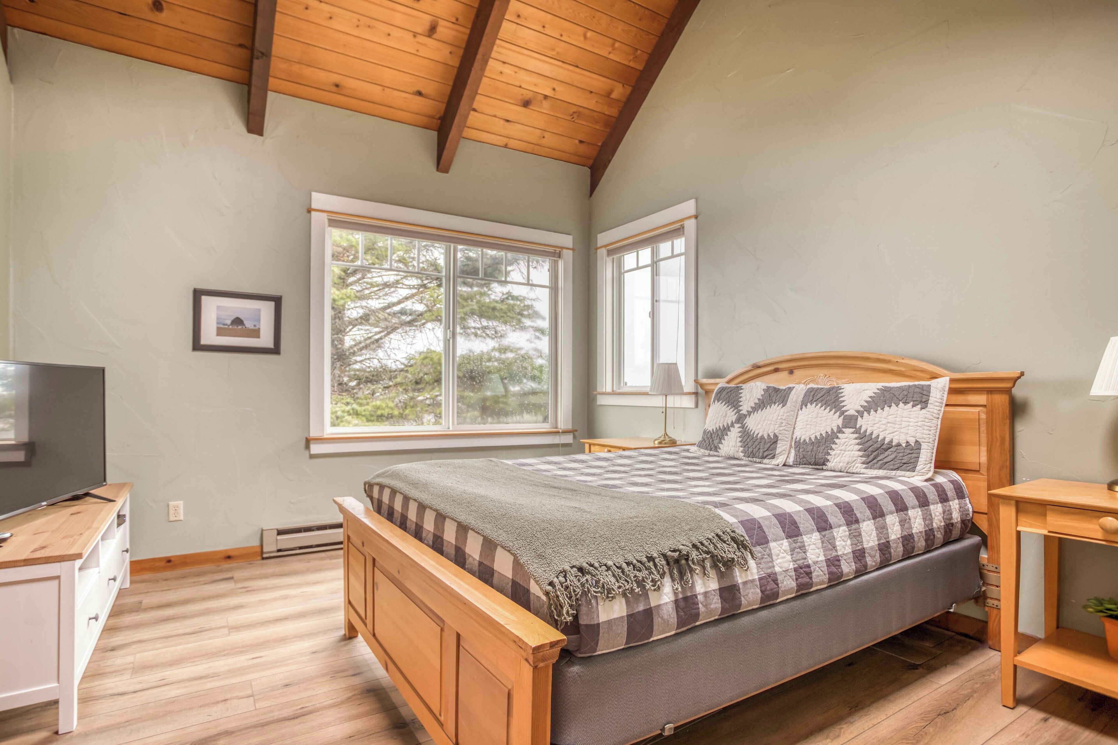 Delightful, Custom 3-story Beauty Has Haystack Rock Views, 1 Block From Beach! - Cannon Beach, OR