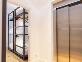 Quarto com beliche, guarda-roupa e porta corrediça.