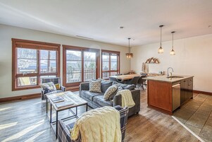 Condo premium, sacada, vista para a montanha | Área de estar