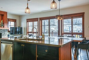 Condo premium, sacada, vista para a montanha | Cozinha privada | Geladeira grande, micro-ondas, fogão, cooktop