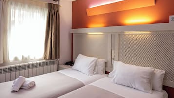 Quarto duplo clássico, para não fumantes, vista para a montanha | Cofres nos quartos, Wi-Fi de cortesia