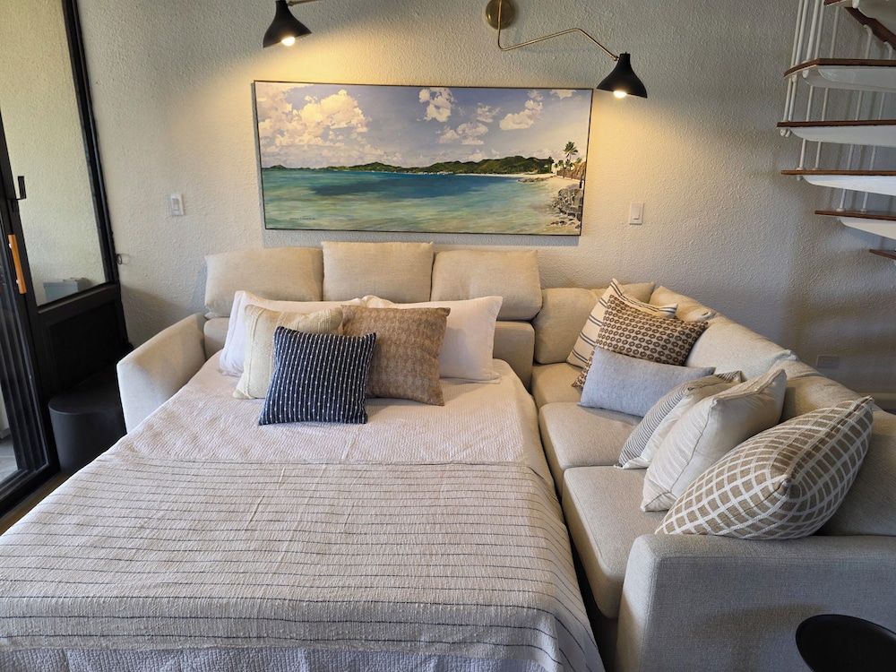 Stylish Breathtaking Beachfront Escape: Ocean Views, Pool, and Resort ...