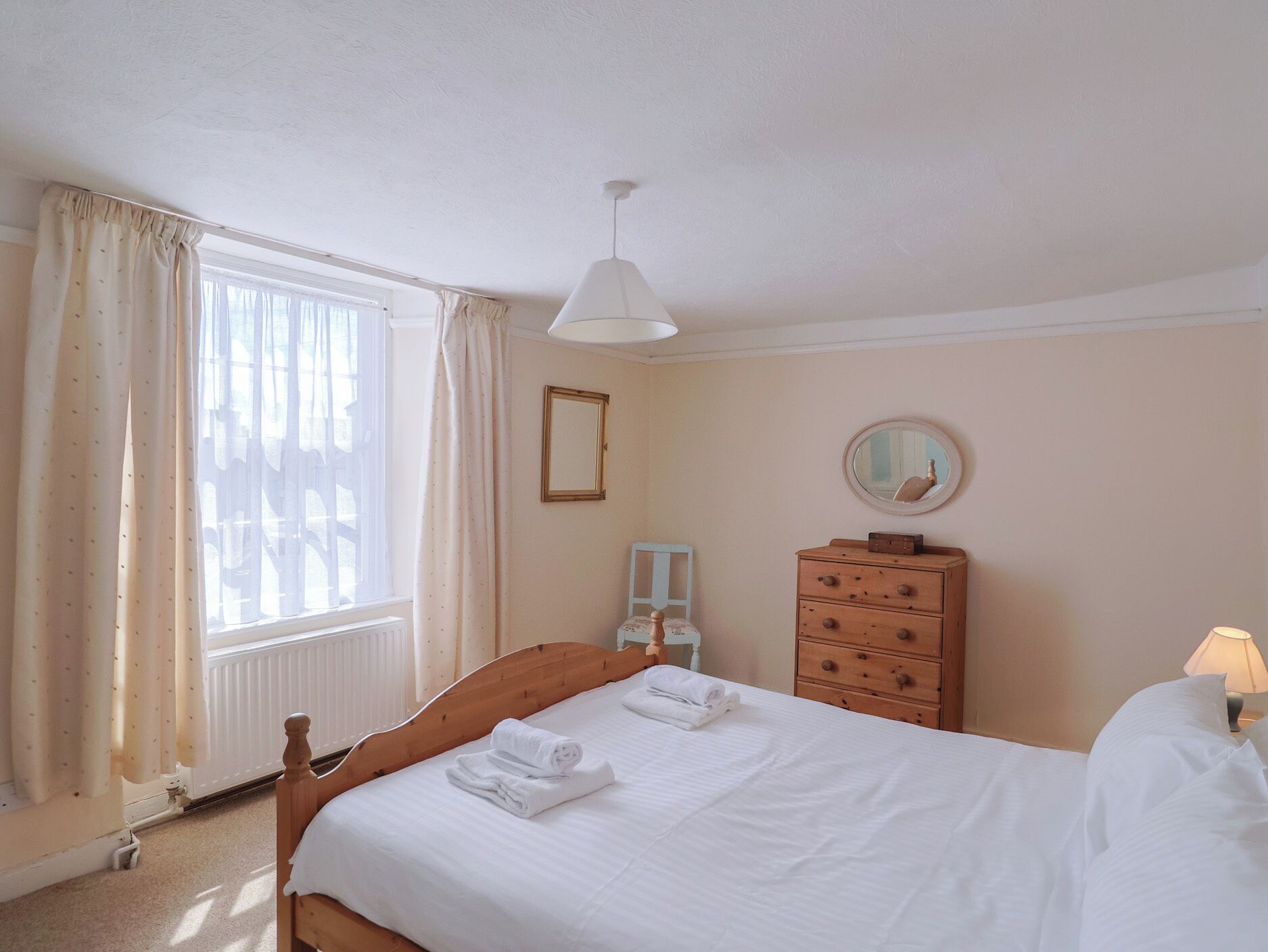 2 quartos, com decoração personalizada, com mobília individualizada 