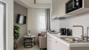 SOL Meteor | Cozinha privada | Um frigorífico, um micro-ondas, uma placa de cozinha