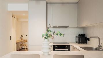 KLEO Persefoni | Cozinha privada | Um frigorífico, um micro-ondas, uma placa de cozinha