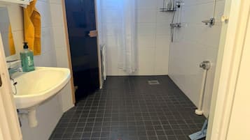 Dormitório compartilhado, 1 quarto, acessível, sacada | Banheiro